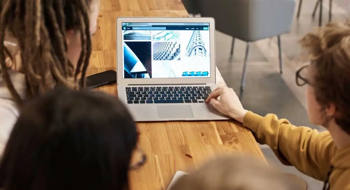 A Comprehensive Guide on How to Be A YouTuber – TheStudioGenie