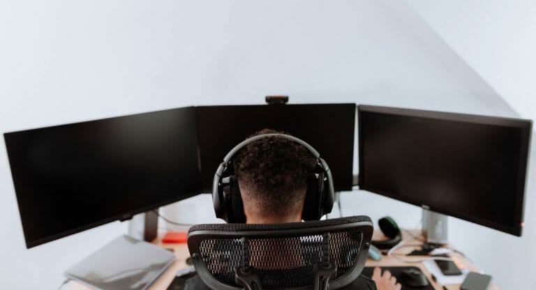Ultimate Guide to the Benefits of Dual Monitors Gaming Setups ...